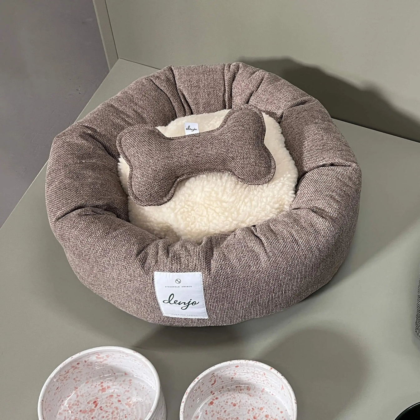 Rund Hundeseng Donut Icon | True Taupe | Denjo Dogs – WePet.no